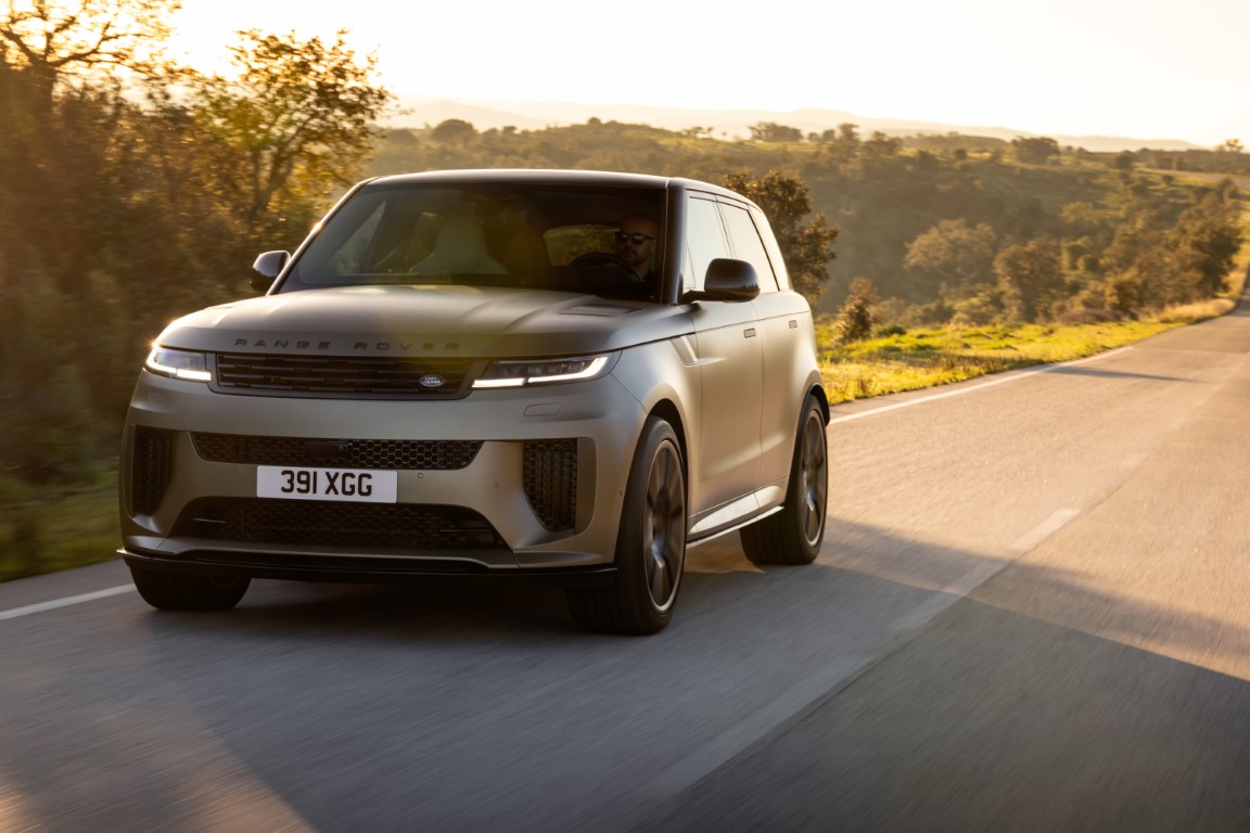 New Range Rover Sport SV driven on-road, off-road and on-track - Magneto