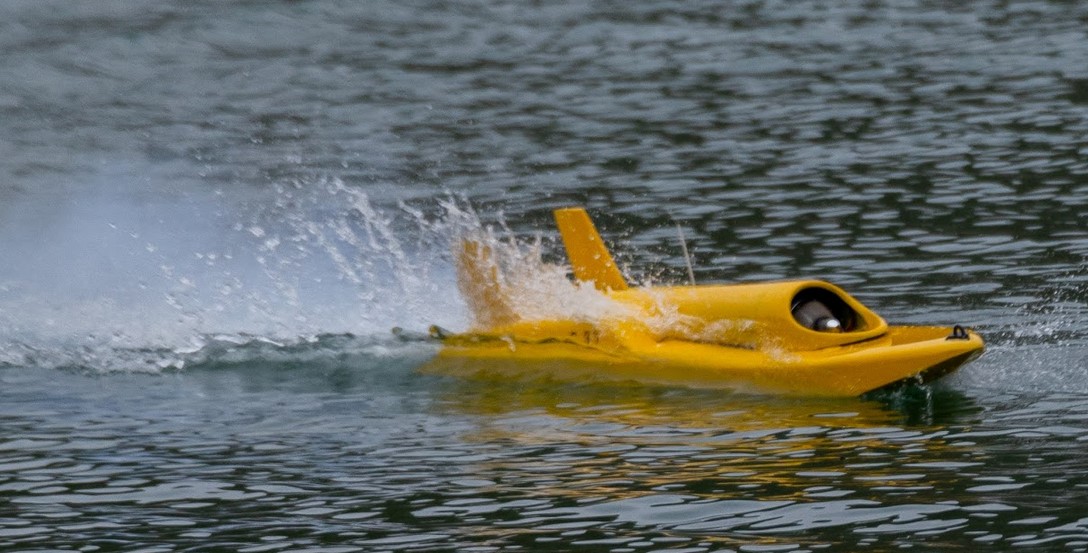 Richard Noble makes waves with Thrust WSH Water Speed Record boat - Magneto